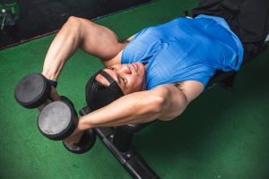 How To Perform Lying Dumbbell Triceps Extension Correctly ...