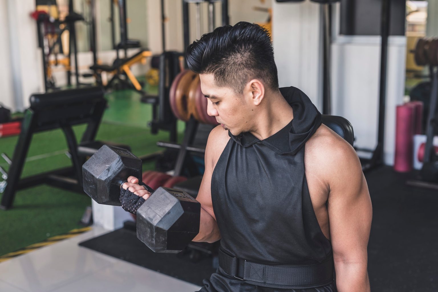 How To Do The Dumbbell Incline Curl Correctly - muscleandstrong.com