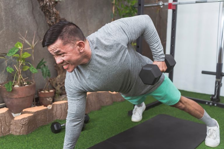 How to Perform Renegade Row Exercise Correctly - muscleandstrong.com
