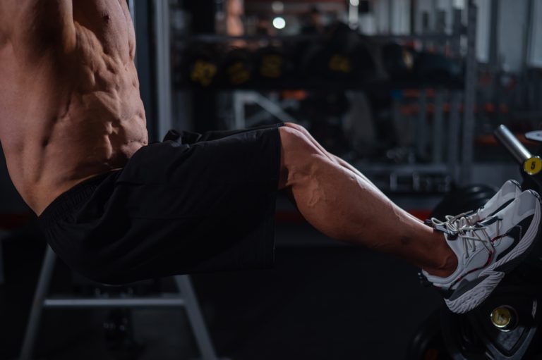 How To Do The Hanging Leg Raises Correctly - muscleandstrong.com
