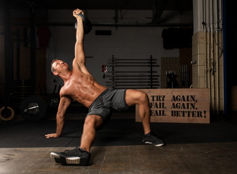 How To Do The Turkish Get Up Exercise Correctly - muscleandstrong.com