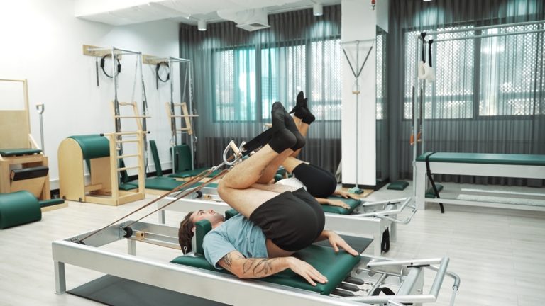 How To Do Reverse Crunch Correctly - muscleandstrong.com